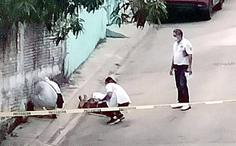 Arrojan cuerpo de mujer ejecutada con torniquete y embolsada, en Acapulco