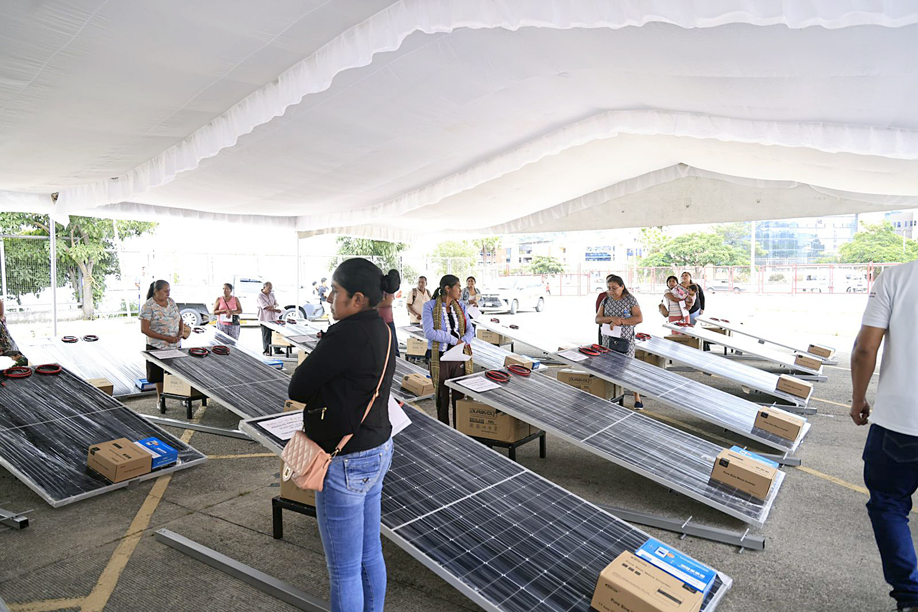 Impulsan energías sustentables con la entrega de paneles solares en ...