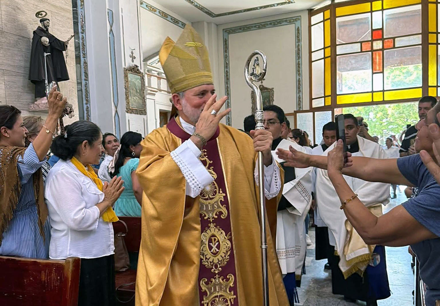 Obispo dio posesión al padre Sem como párroco de la Catedral de La Asunción